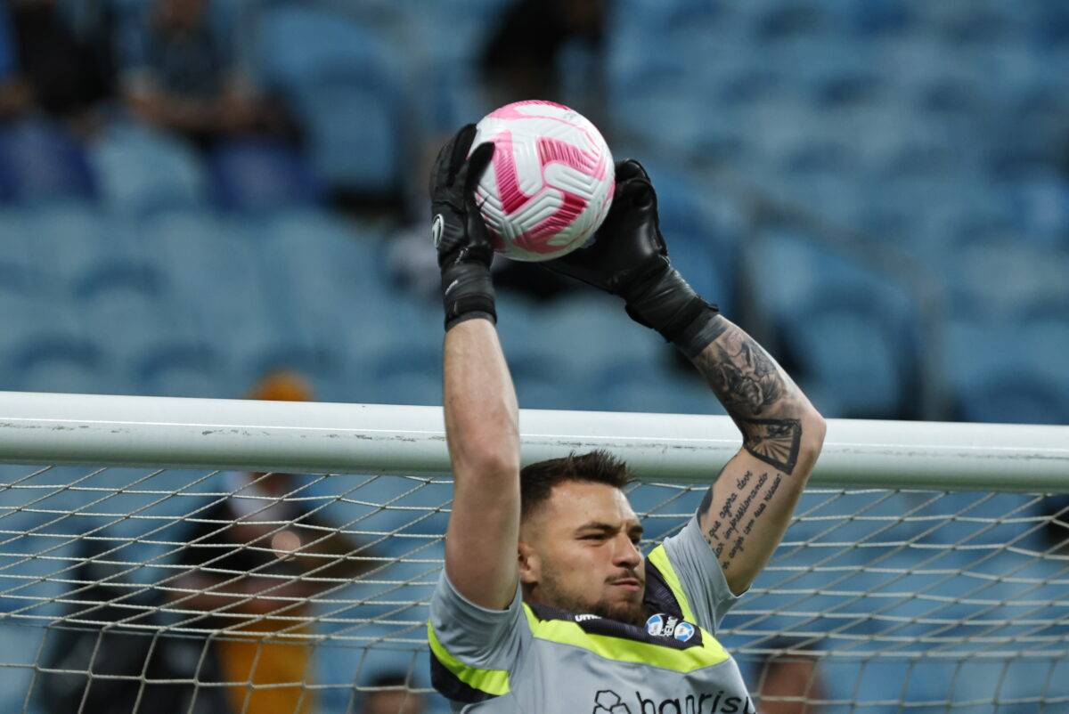 Renato retira Gabriel Grando do time titular do Grêmio para enfrentar o ...