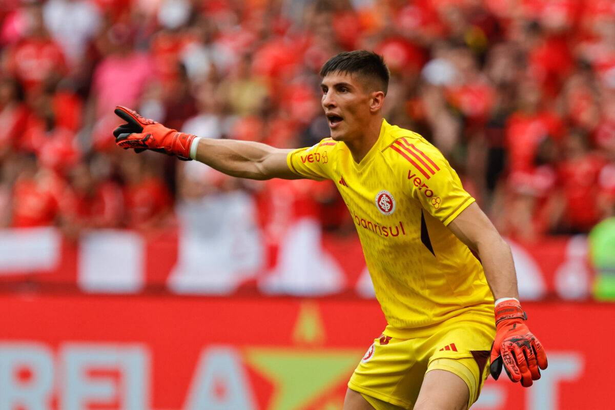 Rochet dá camisa do Inter de presente para zagueiro da Seleção do ...