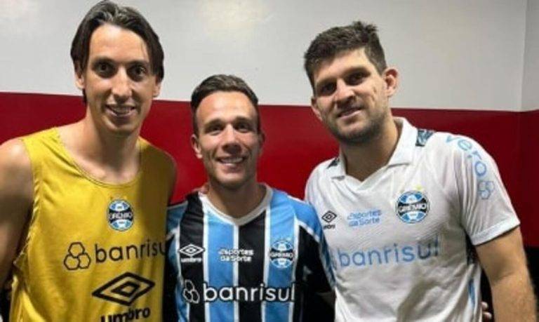 No aguardo de Róger Guedes e avaliando Grohe, Grêmio tem projeto para ...